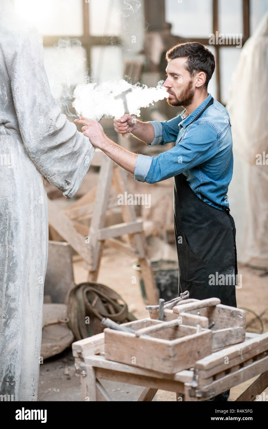 Hammer chisel sculptor stone hi-res stock photography and images - Alamy