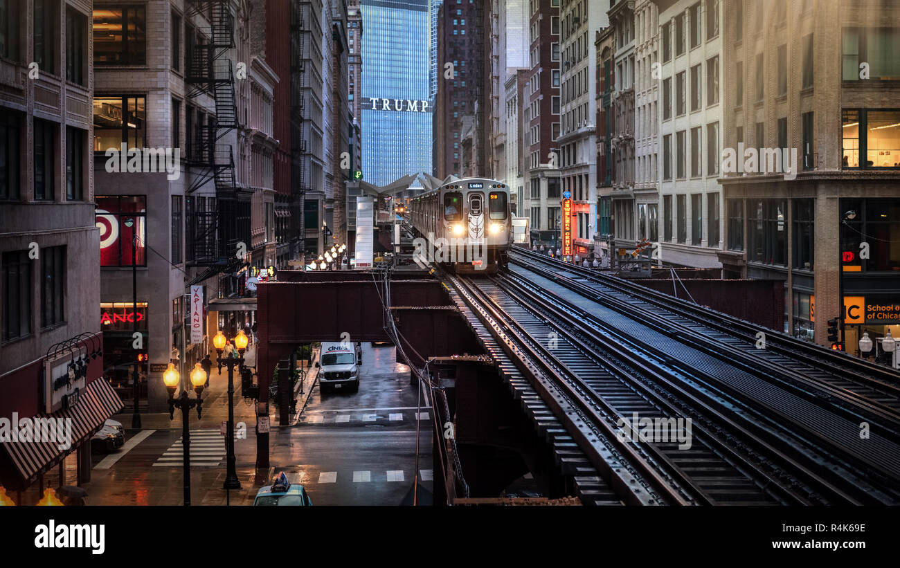 Chicago : October 10, 2018, Train on elevated tracks within buildings ...