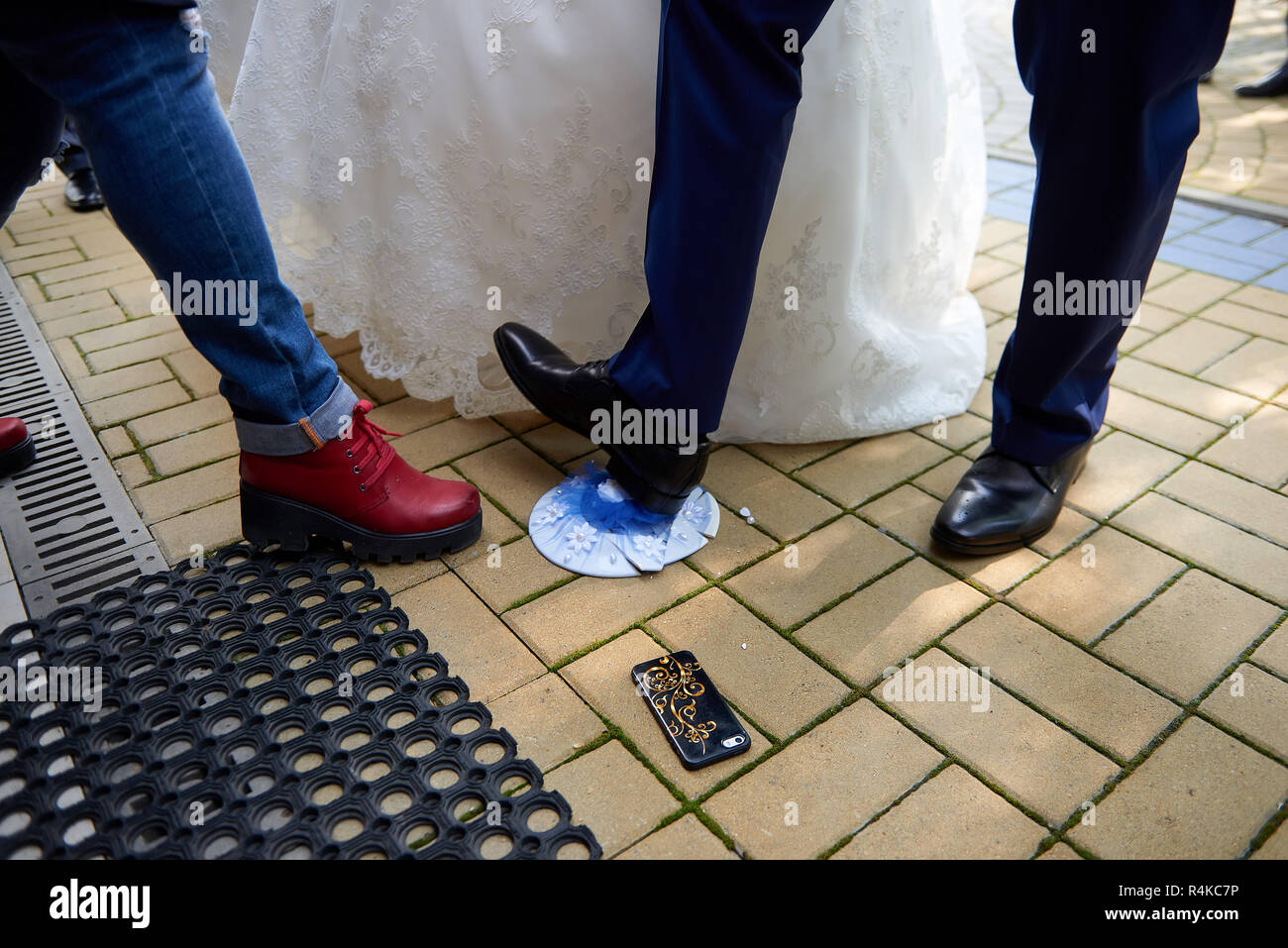 Plate smashing hi-res stock photography and images - Alamy