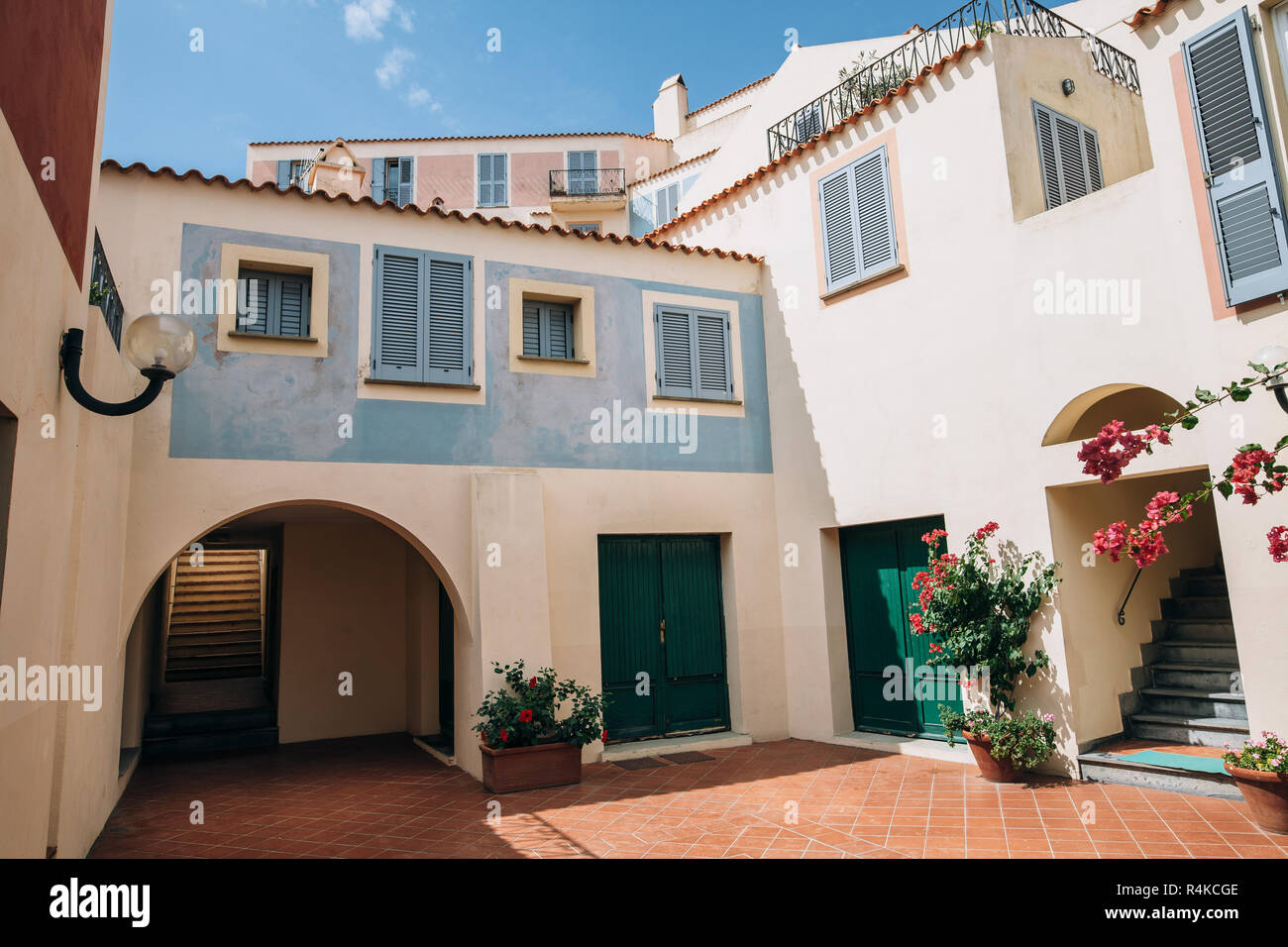 Italian courtyard background hi-res stock photography and images - Alamy