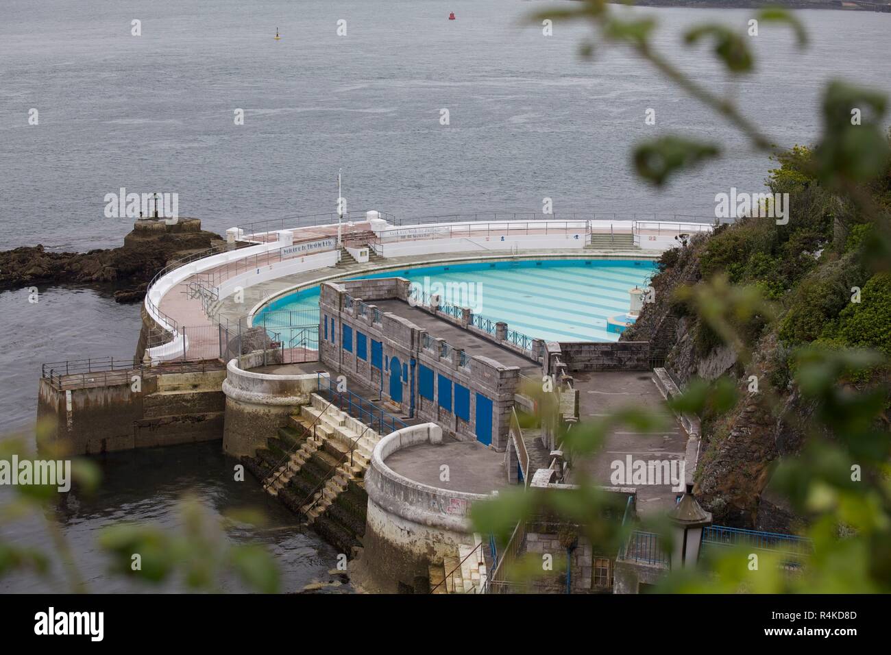 Outdoor swimming pool in cornwall hi-res stock photography and images ...