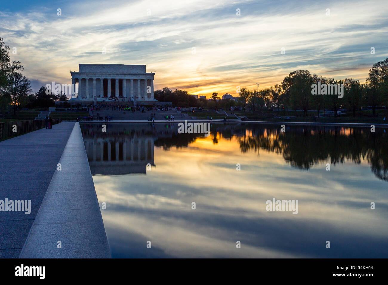 Reflecting pool and lincoln memorial hi-res stock photography and ...