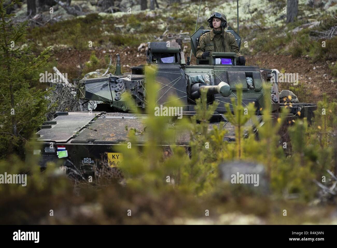 Rena - Dutch soldiers of the 45 Pantserinnfantriebatalijon train with ...