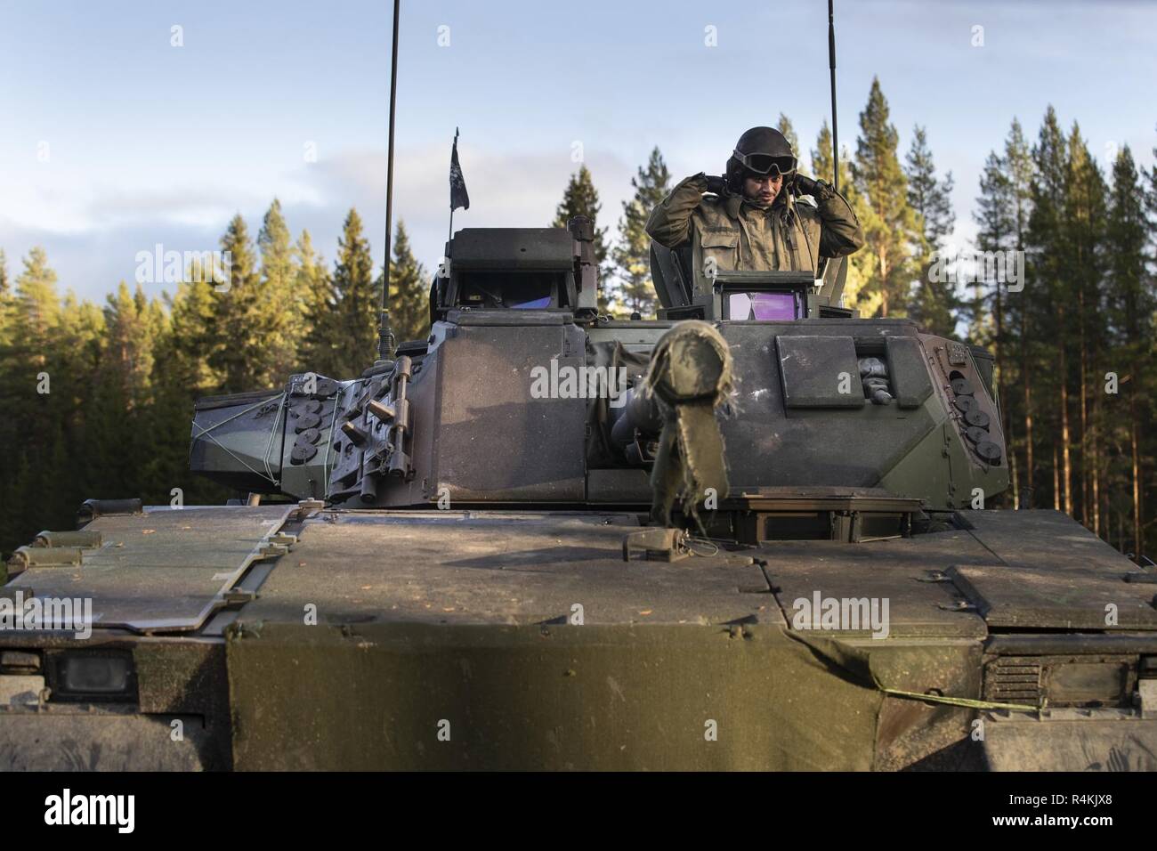 Rena - Dutch soldiers of the 45 Pantserinnfantriebatalijon train with ...