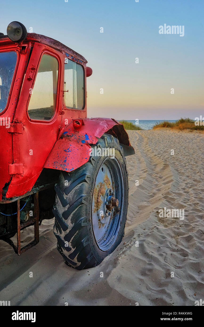 Red tractor sand hi-res stock photography and images - Alamy