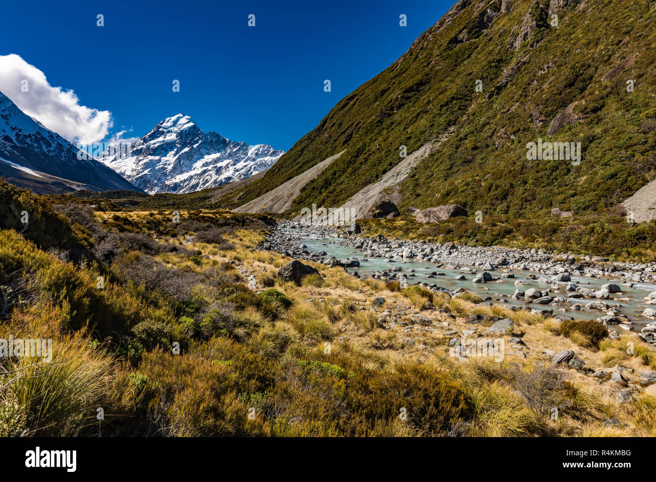 Mouintains in Hooker Valley Track in Aoraki National Park, New Zealand ...