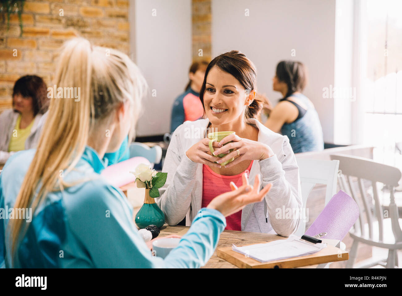 Women catch up coffee hi-res stock photography and images - Alamy