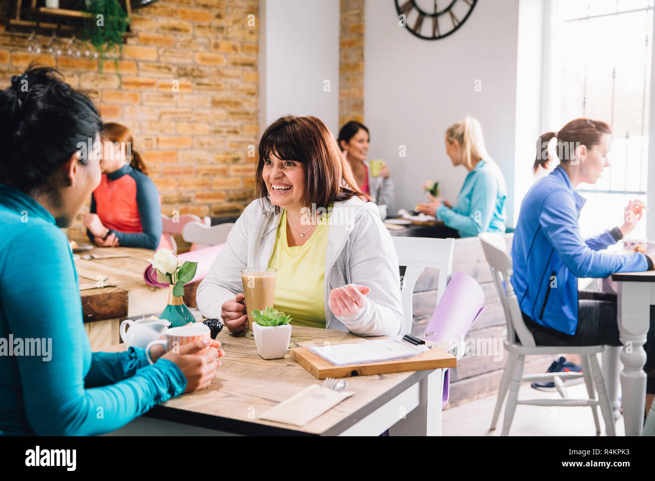 Women catch up coffee hi-res stock photography and images - Alamy