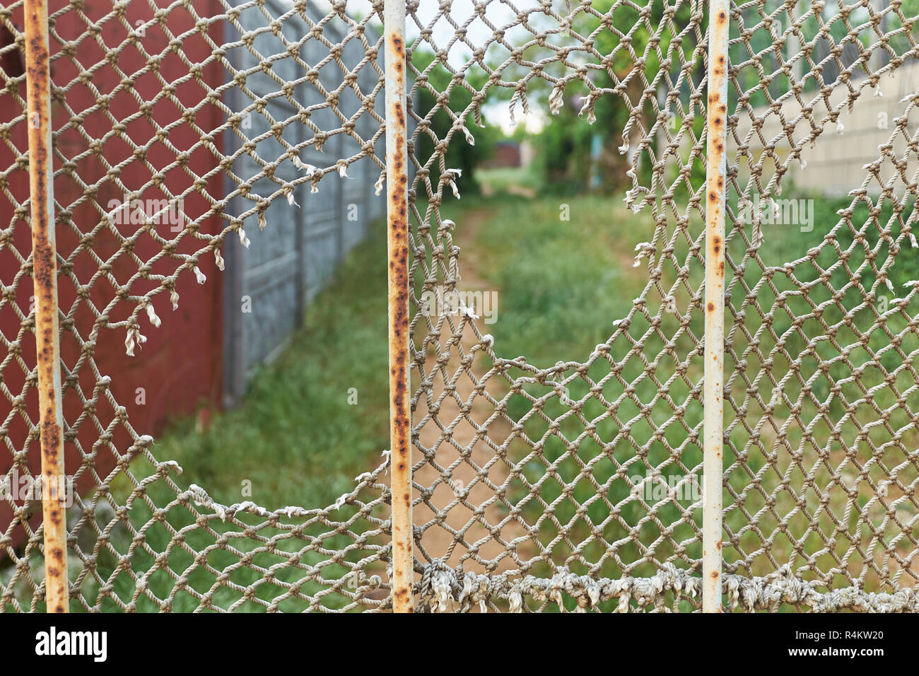 Knot in fence hi-res stock photography and images - Alamy
