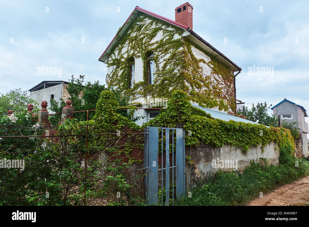 House overgrown hi-res stock photography and images - Alamy