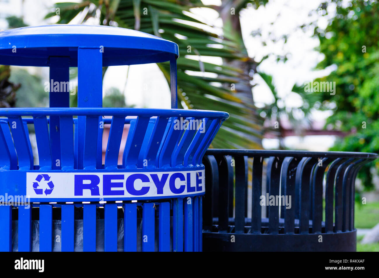 Metal recycle bin hi-res stock photography and images - Alamy