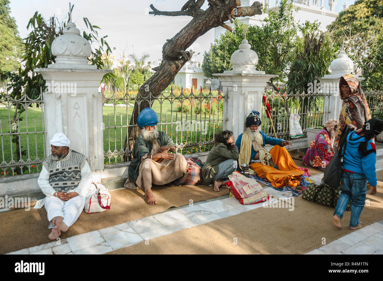 India sikh sikhism sacred shrine hi-res stock photography and images ...