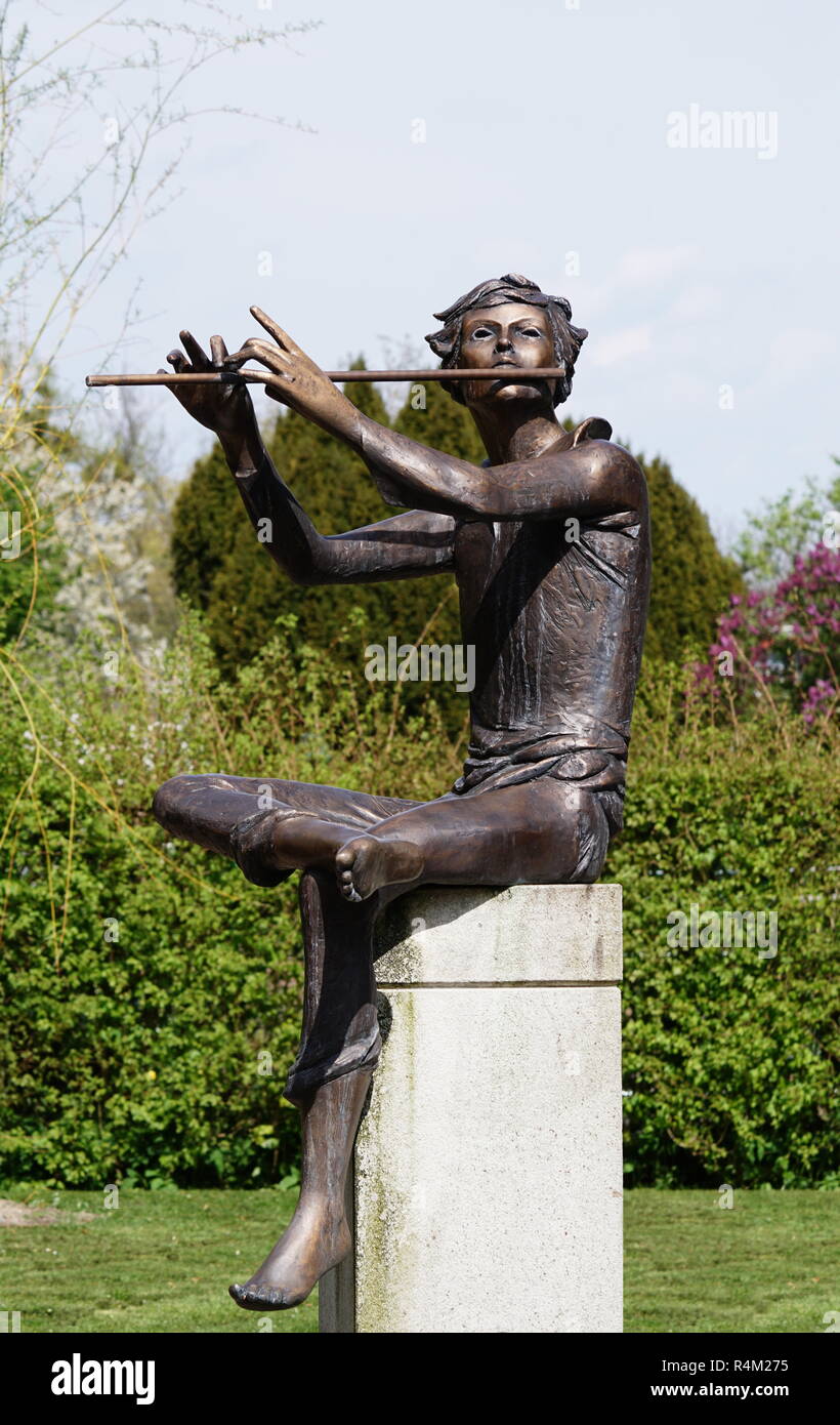 Statue flute player hi-res stock photography and images - Alamy