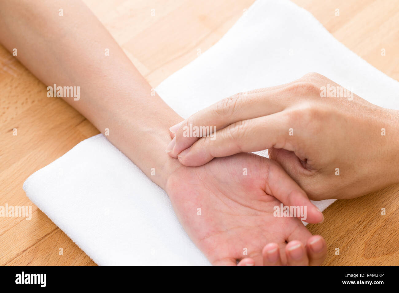 Chinese doctor diagnose pulse hi-res stock photography and images - Alamy
