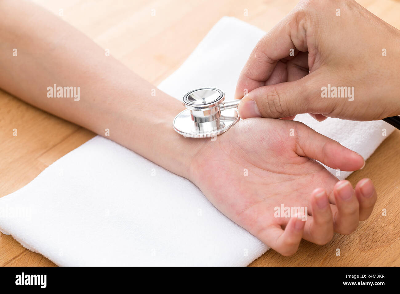 Pulse diagnostic on hand Stock Photo - Alamy