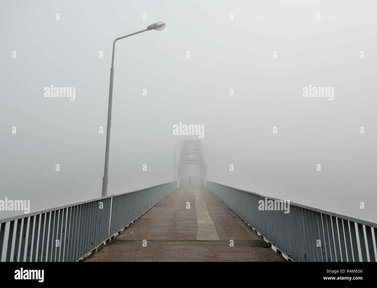 Fog around bridge hi-res stock photography and images - Alamy