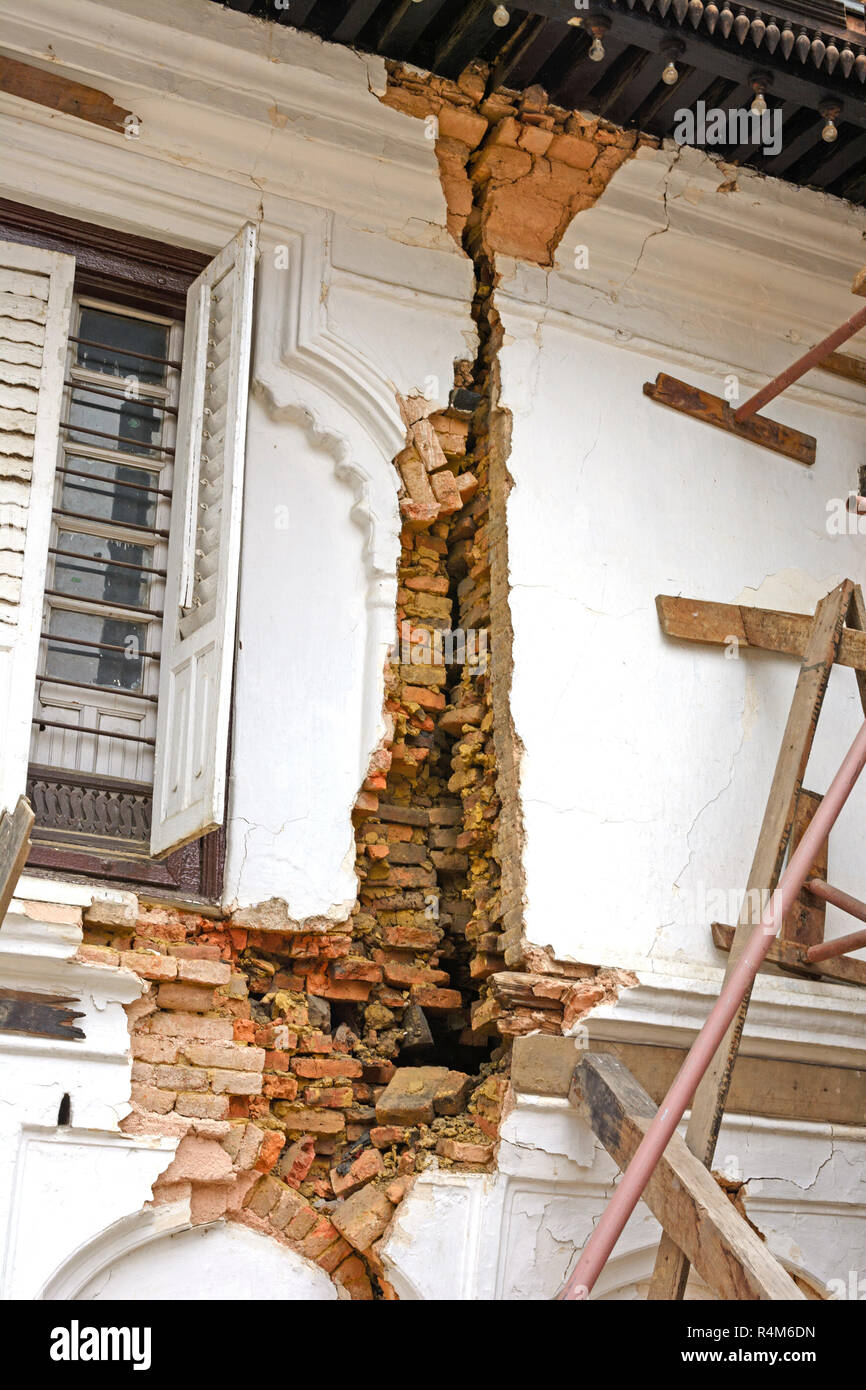 Earthquake Damage to a Building Stock Photo - Alamy