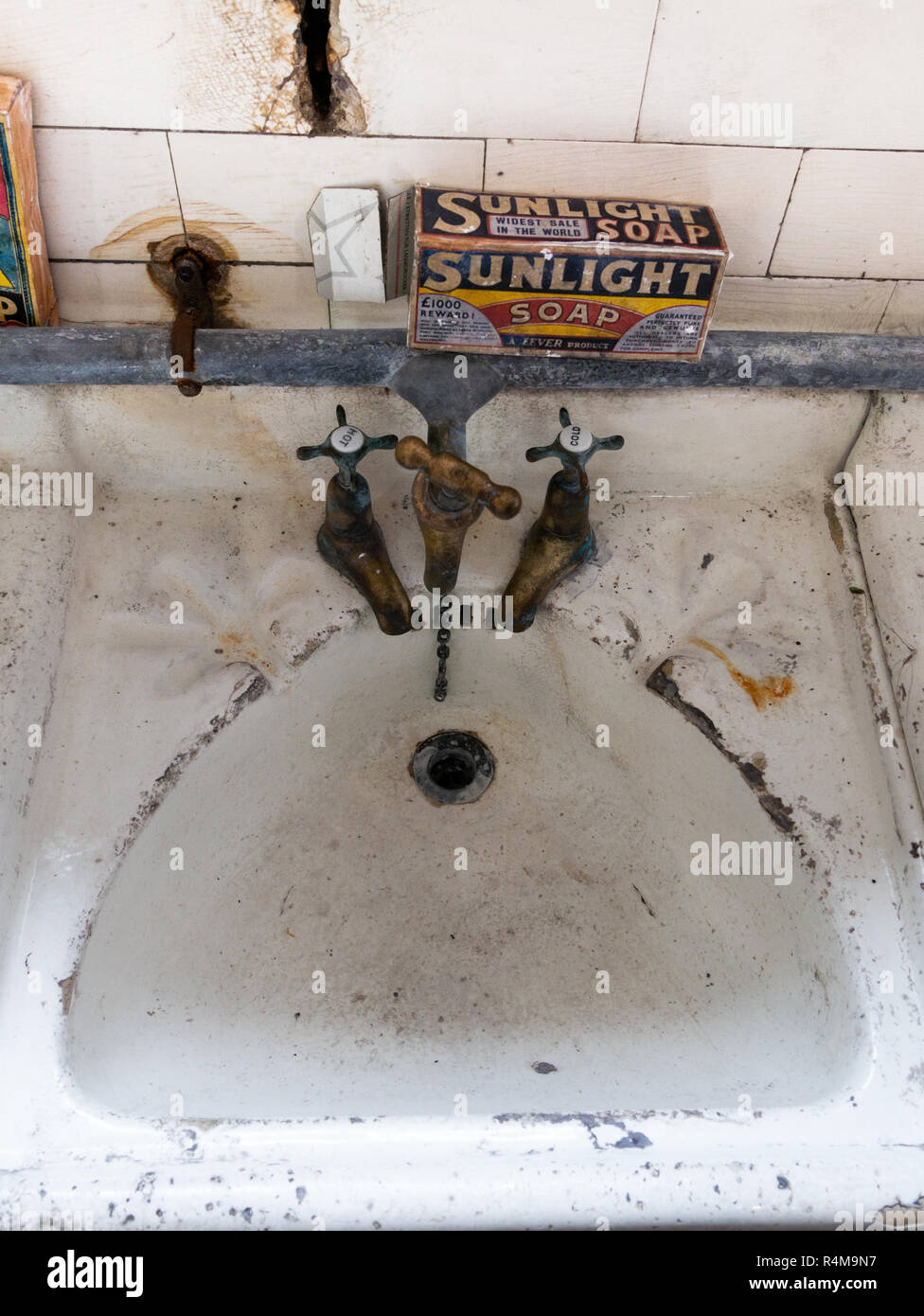 Old wash basin hi-res stock photography and images - Alamy