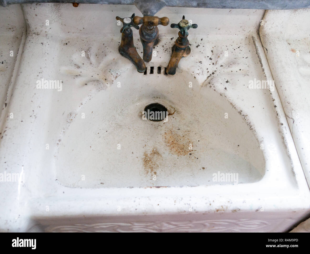 Old Victorian sink / basin with 3 taps Stock Photo - Alamy