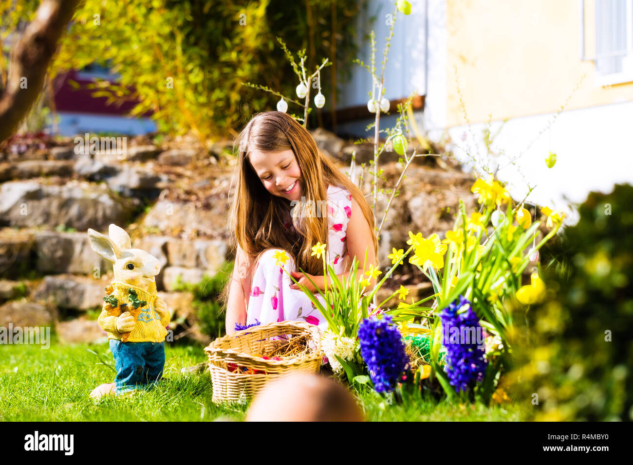 Child easter hunt flowers hi-res stock photography and images - Alamy