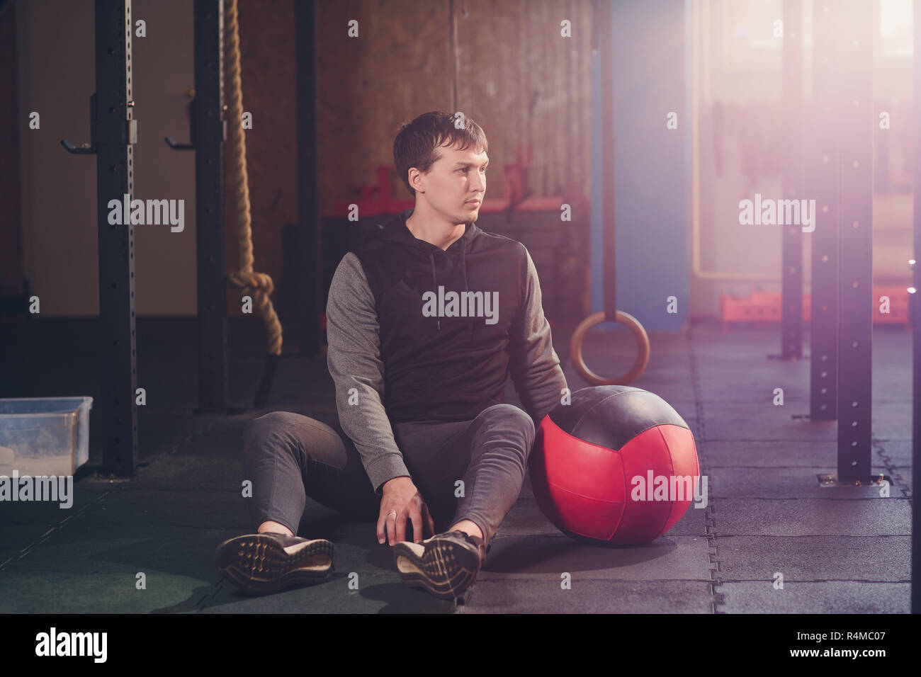 Athletic man doing abdomen exercise on the floor. Man doing workout ...