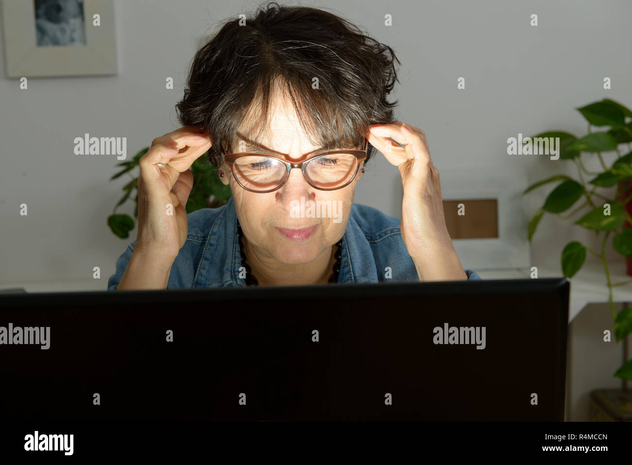 Woman at work with computer suffering painful headache Stock Photo - Alamy