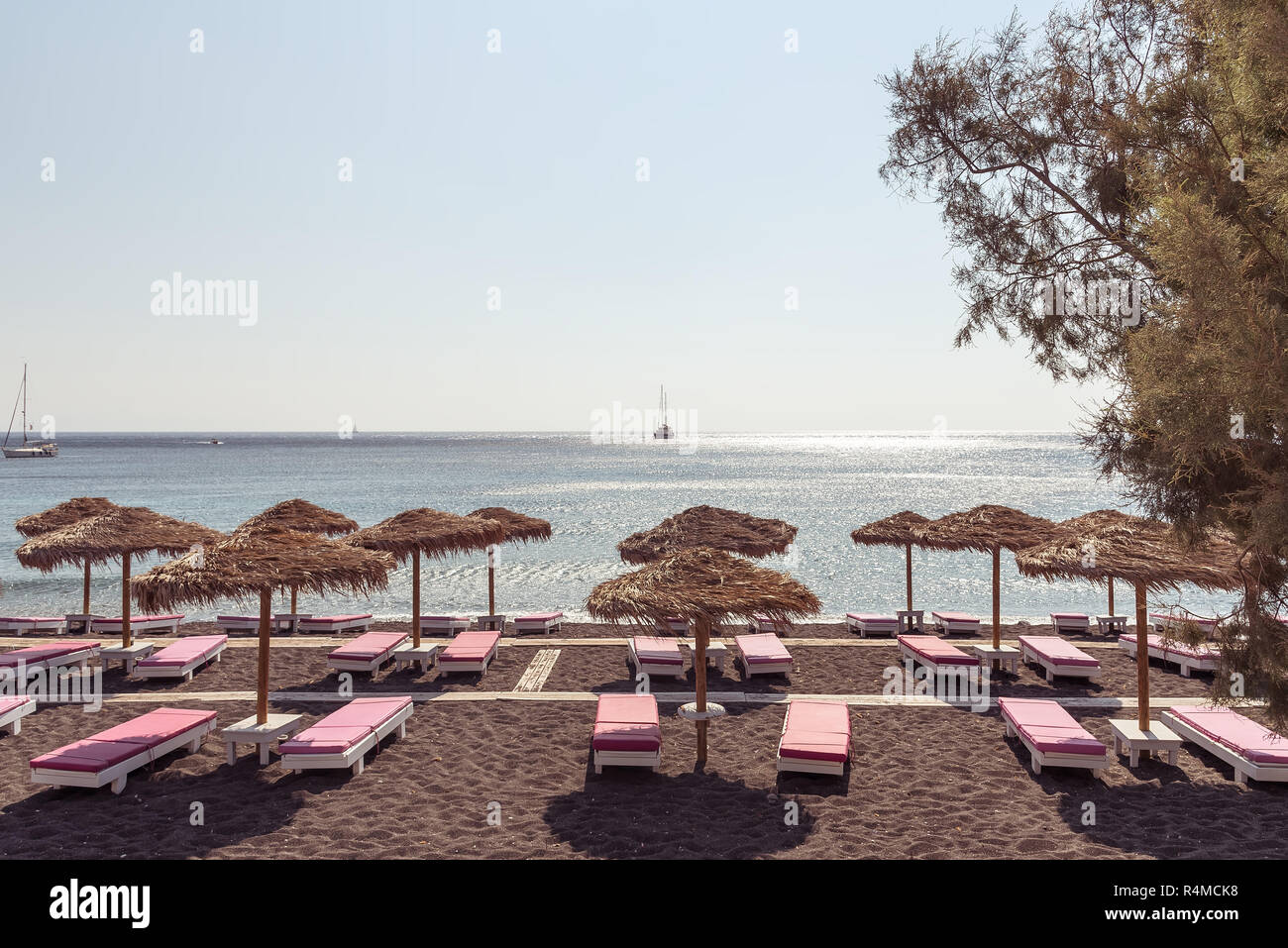 Perissa santorini beach hi-res stock photography and images - Alamy