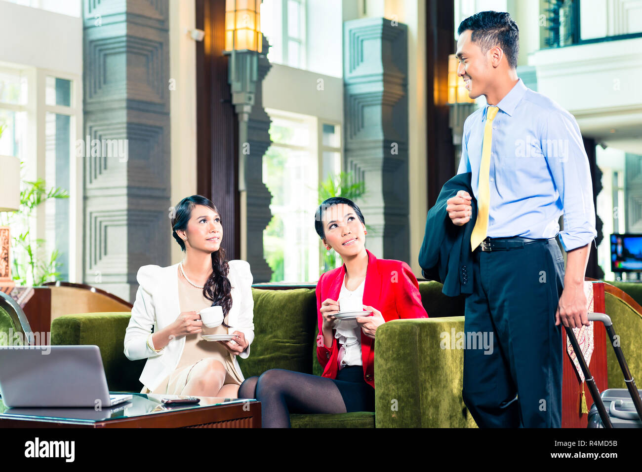 Asian businesspeople having meeting Stock Photo - Alamy