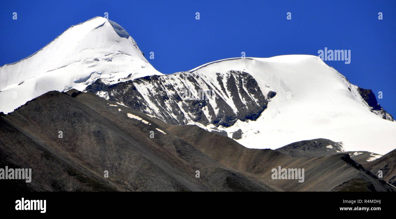with the lhasa railway through the tibetan plateau Stock Photo - Alamy
