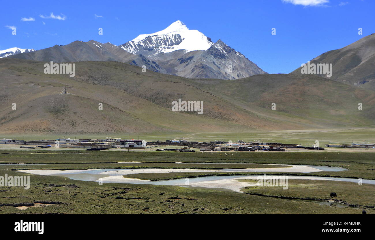 with the lhasa railway through the tibetan plateau Stock Photo - Alamy