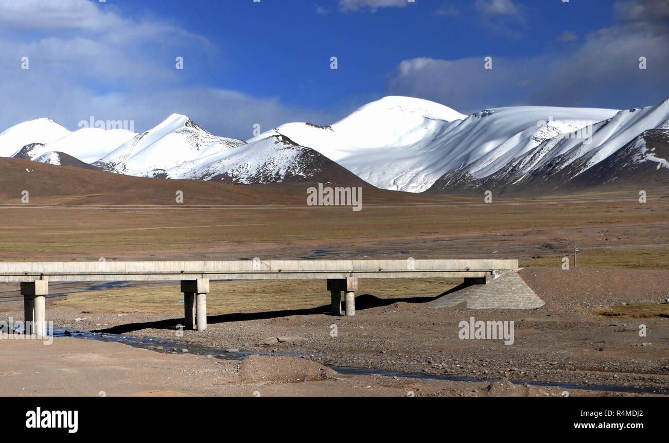 with the lhasa railway through the tibetan plateau Stock Photo - Alamy