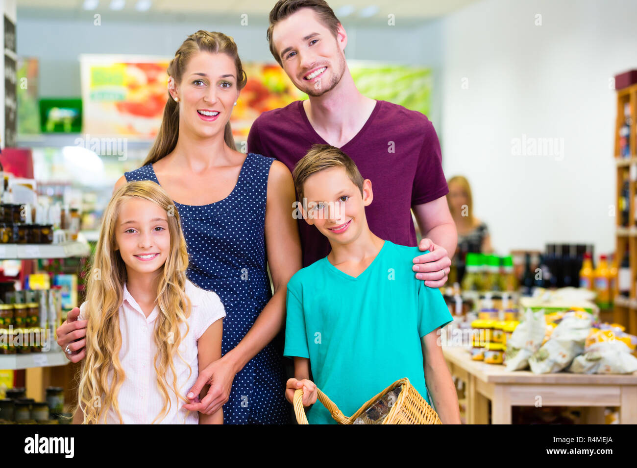 Family grocery shopping in corner shop Stock Photo - Alamy