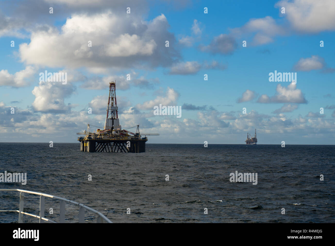 Oil rig sea man hi-res stock photography and images - Alamy