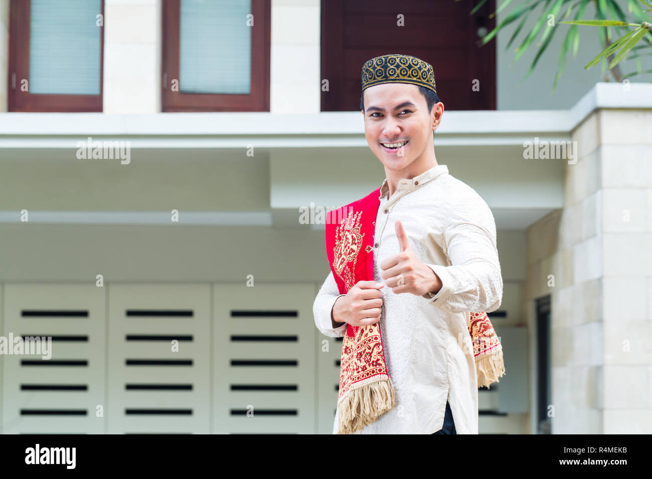 Asian Muslim man wearing traditional dress Stock Photo - Alamy