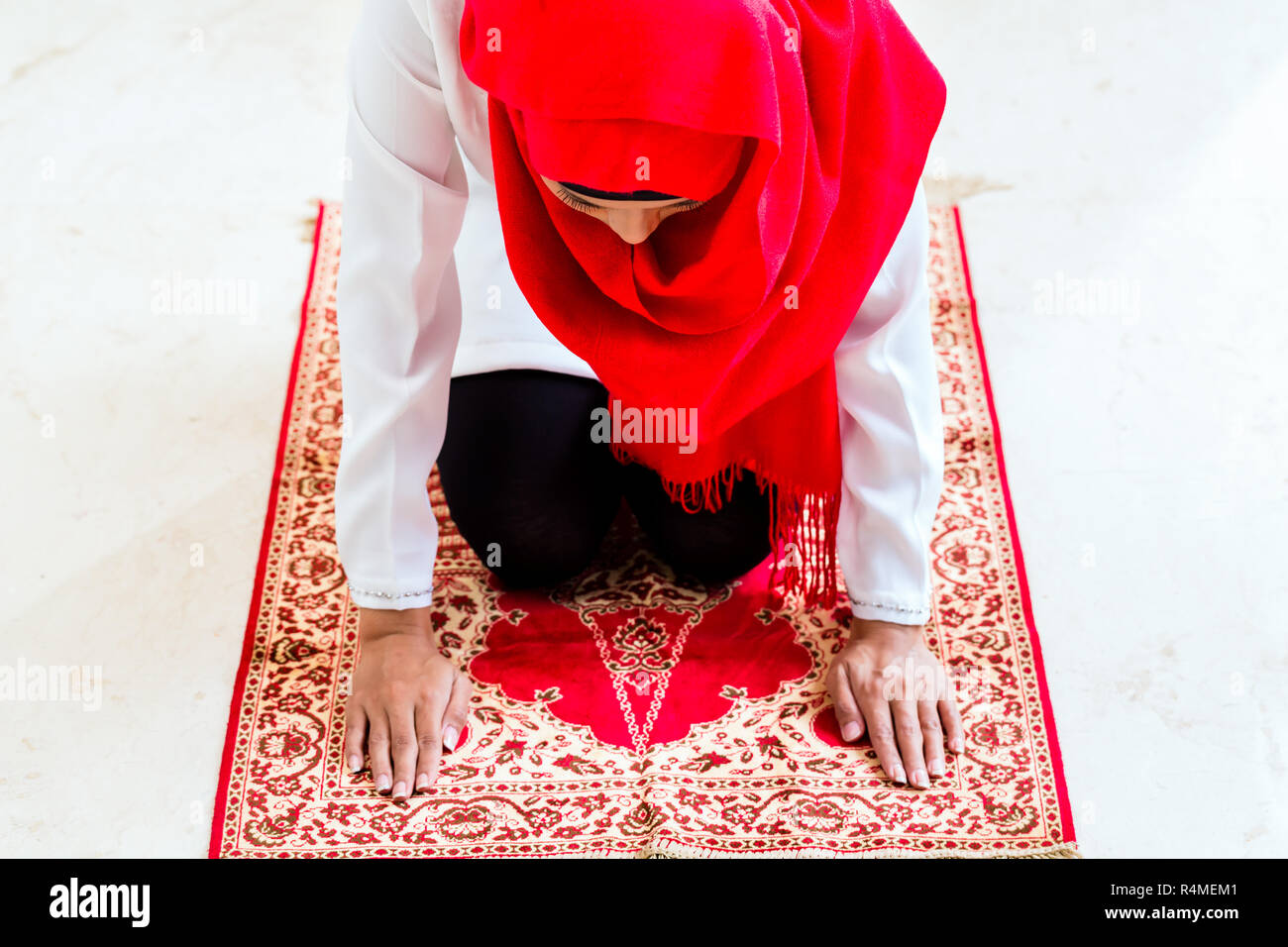 Asian Muslim woman praying Stock Photo - Alamy Asian Muslim woman praying Stock Photo - Alamy