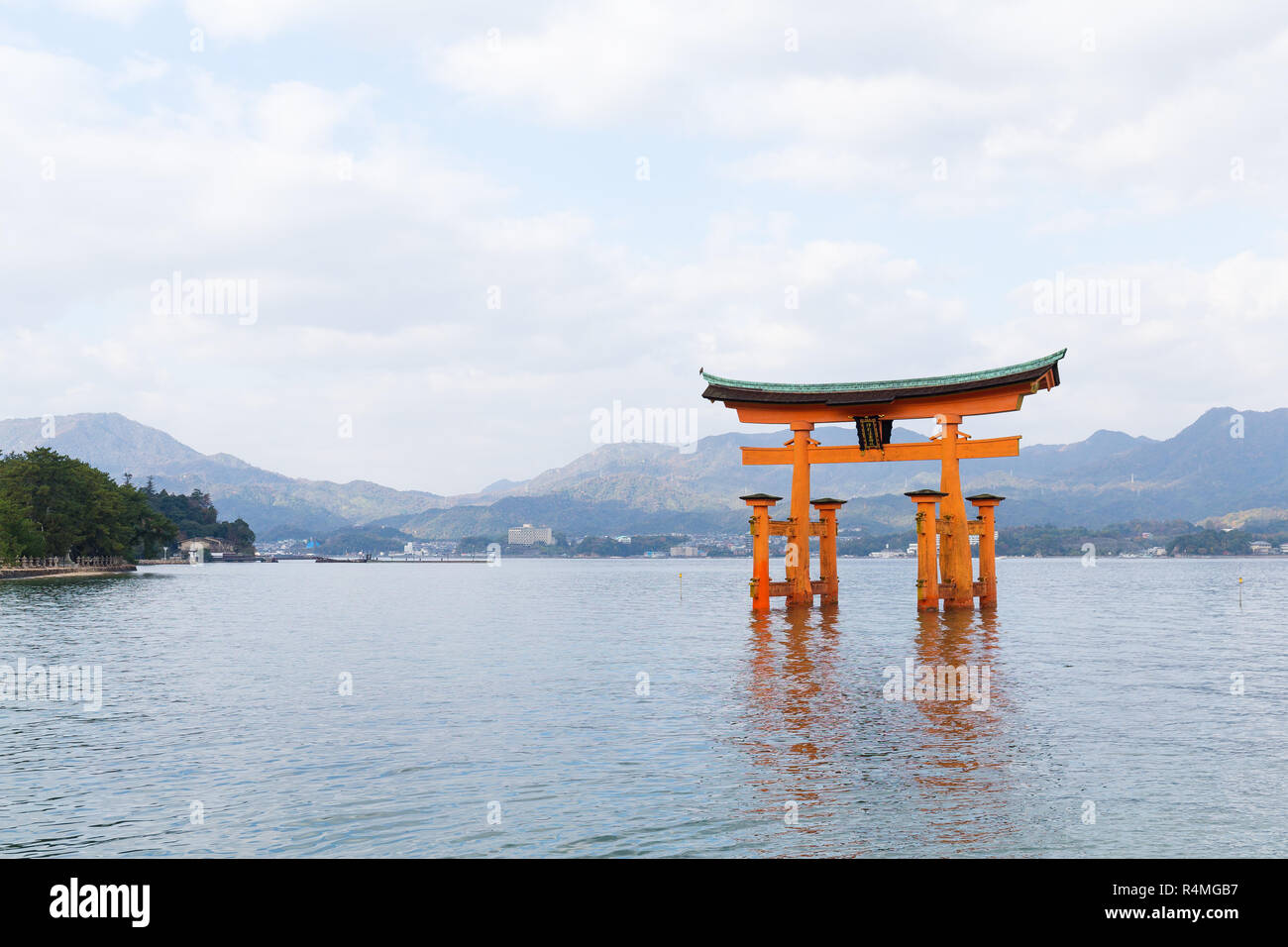 itsukushima shrine japan Stock Photo - Alamy