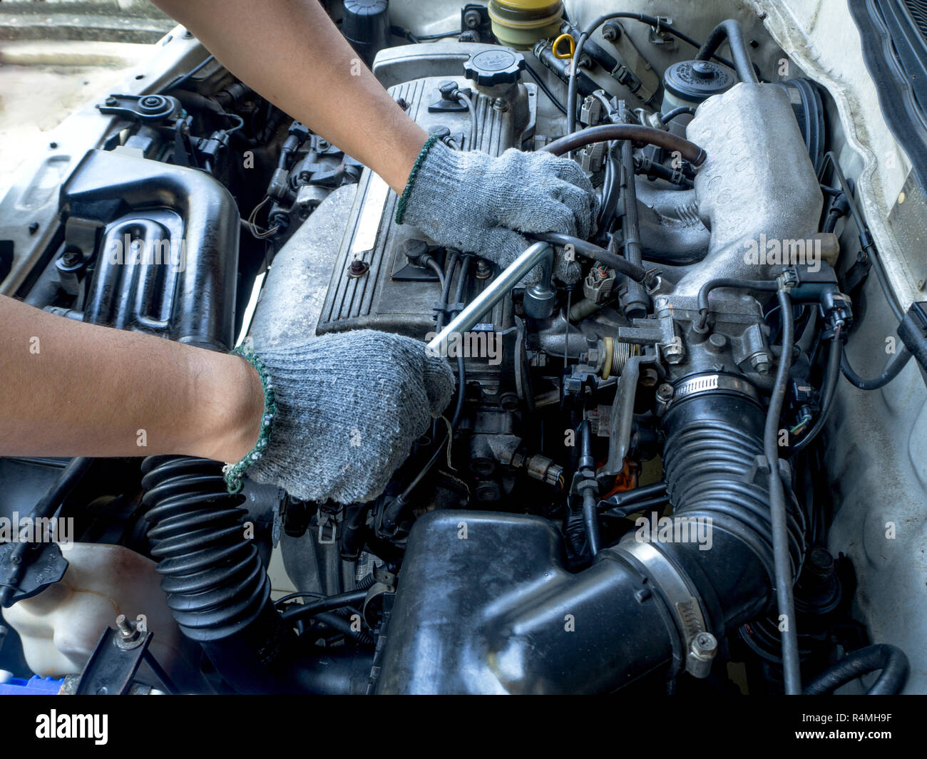 Fixing engines hi-res stock photography and images - Alamy