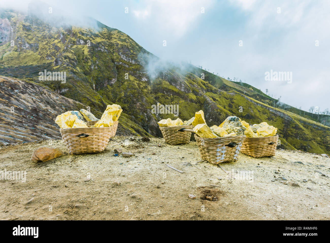Sulfur texture hi-res stock photography and images - Alamy