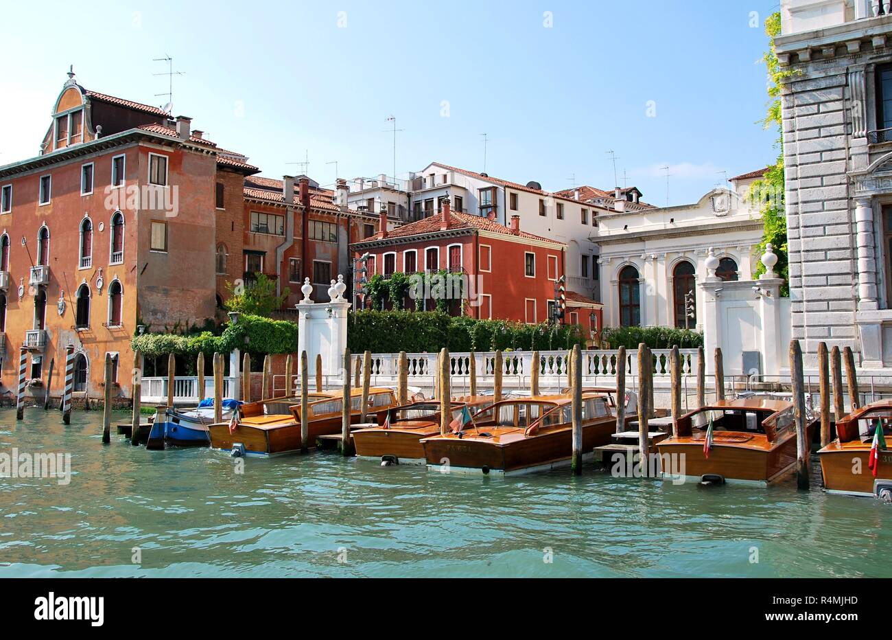 Gondola in lagoon main hi-res stock photography and images - Alamy