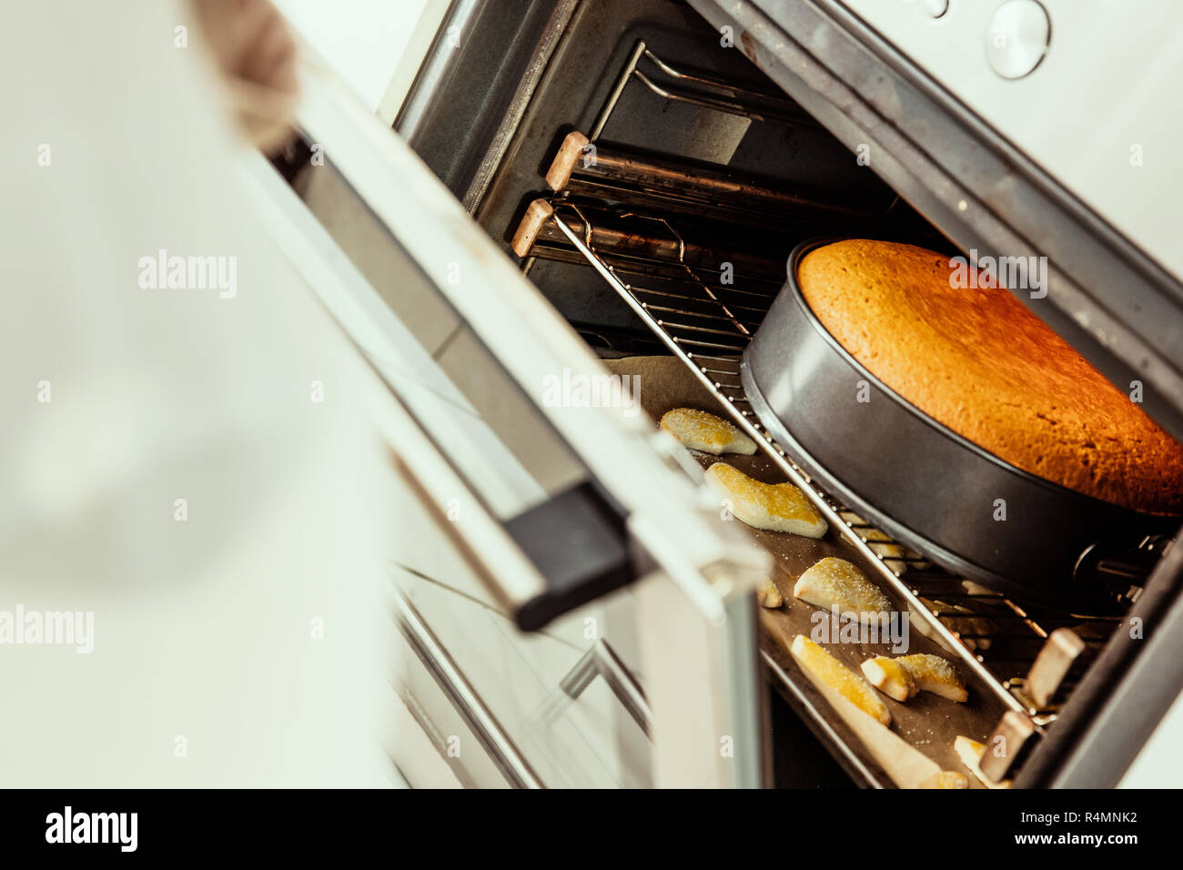 Cake baking oven hi-res stock photography and images - Alamy