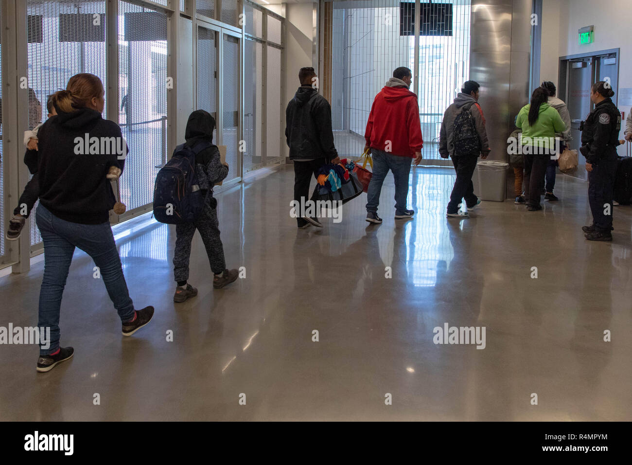 Immigrants walking across border hi-res stock photography and images ...