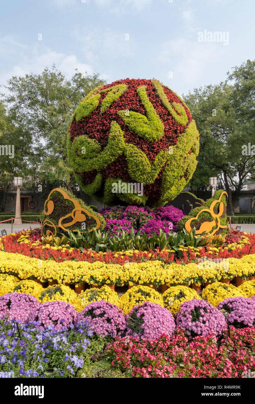 Floral display by the Bell tower in Beijing, China Stock Photo - Alamy