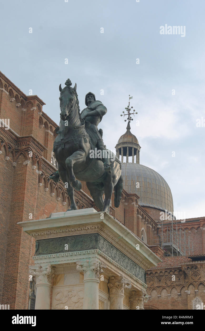 Equestrian Statue of Bartolomeo Colleoni Stock Photo - Alamy