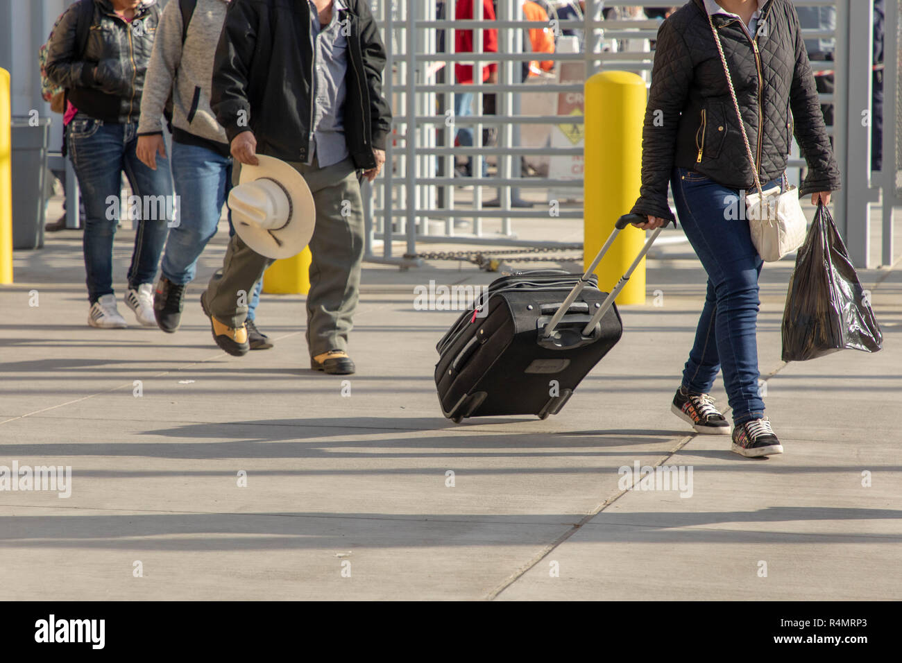 Immigrants walking across border hi-res stock photography and images ...