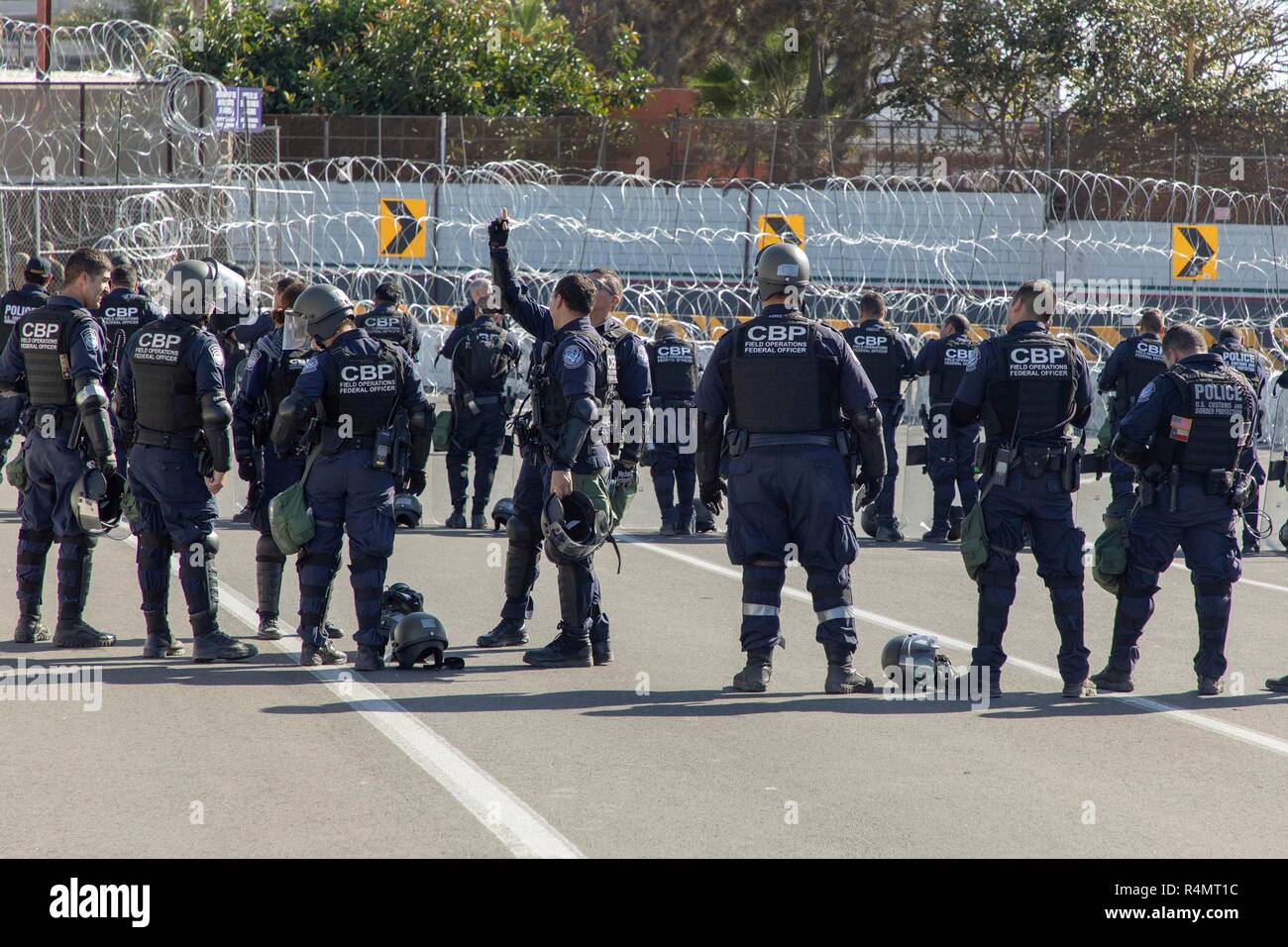 Police in riot gear u s hi-res stock photography and images - Alamy
