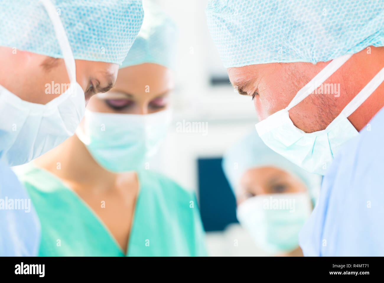 Medical personnel in operating room hi-res stock photography and images ...