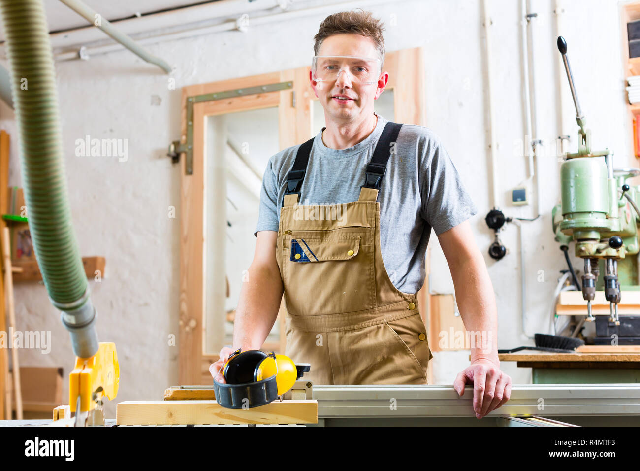 Carpenter using electric saw in carpentry Stock Photo - Alamy