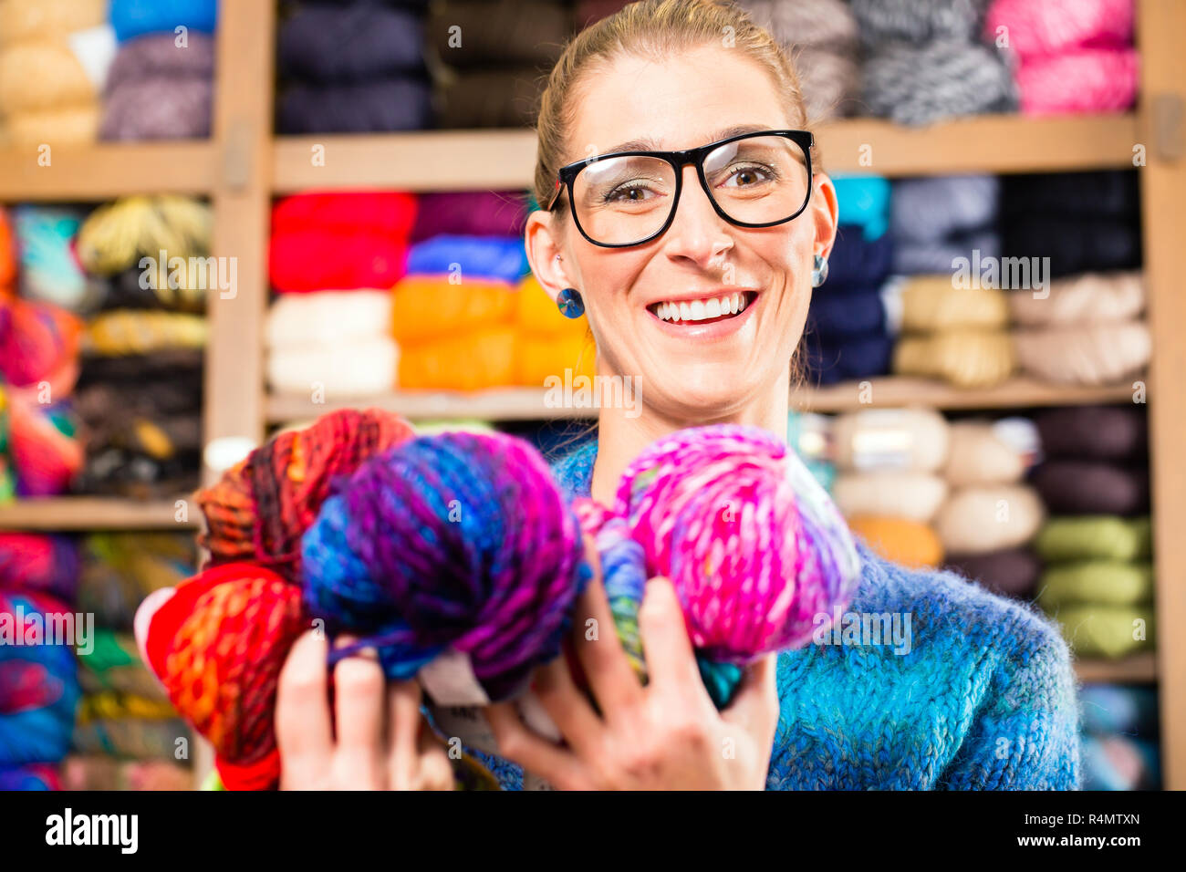 Woman knitting friends craft hi-res stock photography and images - Alamy
