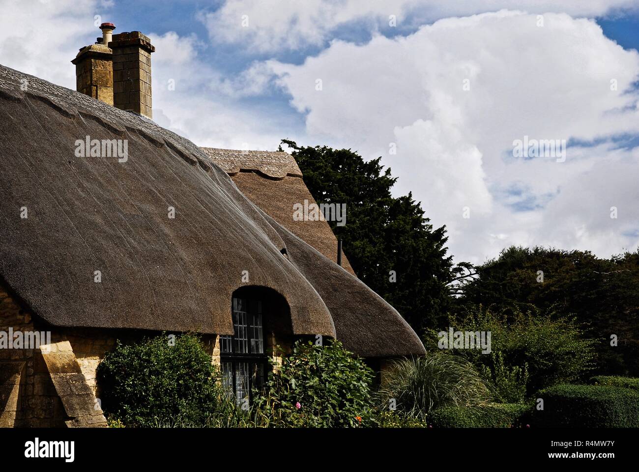 Thatched roof of traditional Cotswolds stone thatched cottage Stock ...