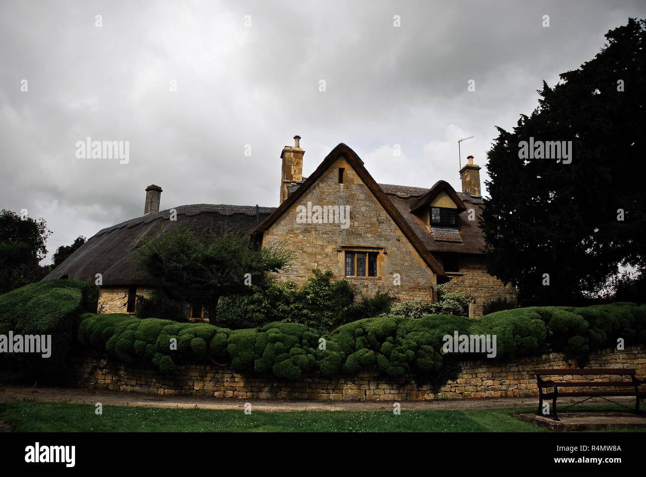 Cottage gardens of cotswolds hi-res stock photography and images - Alamy